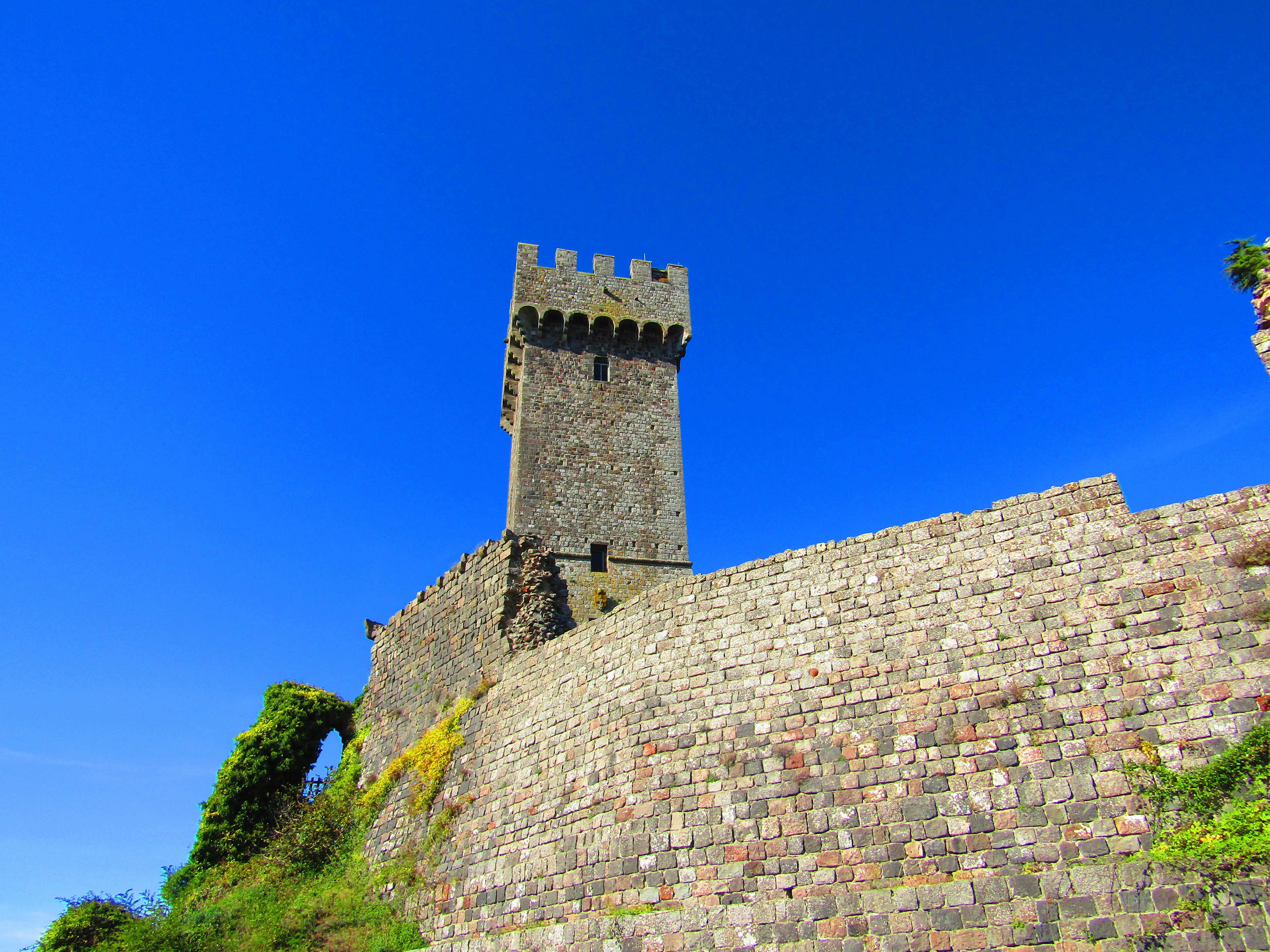 La Rocca di Radicofani e la storia di Ghino di Tacco – VIAGGIARE CON ...